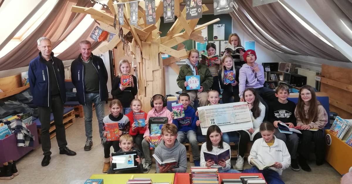 Basisschool Oosterwijk ontvangt cheque van 3.000 euro voor digitaal leesproject | Westerlo | hln.be