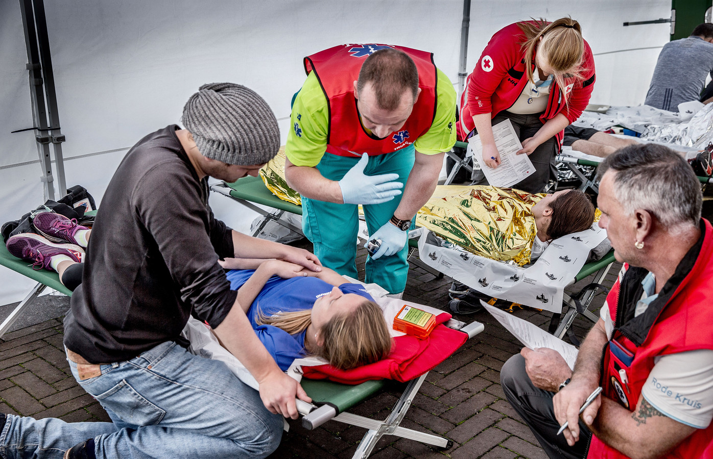Vrijwilligers Rode Kruis lopen massaal weg om stortvloed aan regels ...