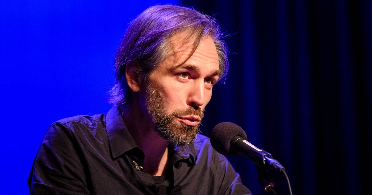 Arthur Adam (42) is stadsdichter van Enschede: ‘De woorden moeten het ...