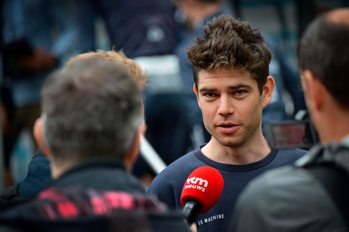 Apart zicht wanneer Van Aert in gewone kledij op startpodium staat ...