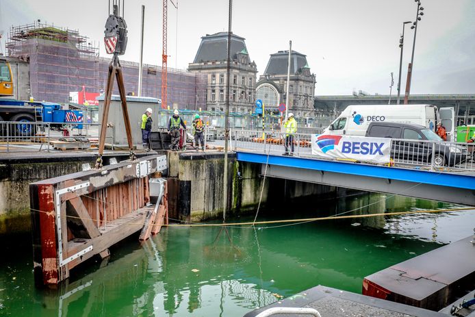 Nieuwe sluisdeuren geplaatst aan Mercatorsluis | Oostende | hln.be