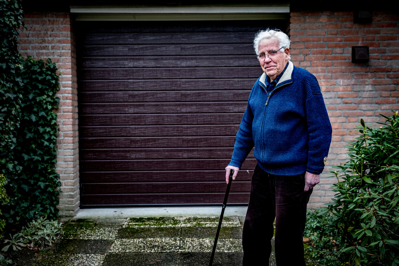 Piet (92) krijgt z’n garagedeur op afstand niet meer open: ‘Nu moet ik ...