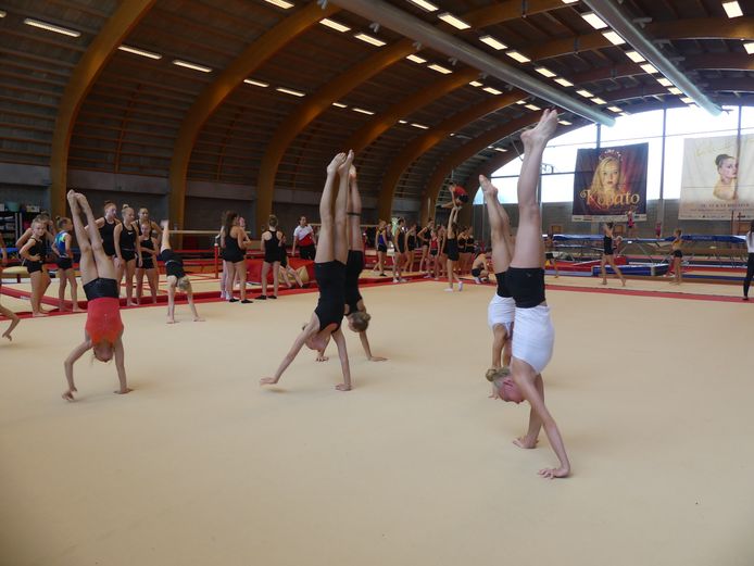 350 gymnasten turnen 12 uur voor meisje dat zwaargewond geraakte op reis: “Na iedere sessie ...