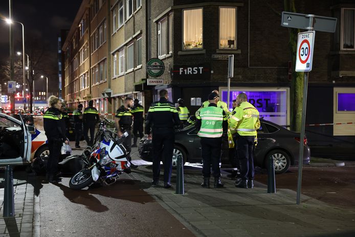 Motoragent rijdt scooterrijder klem na achtervolging, politie houdt ...
