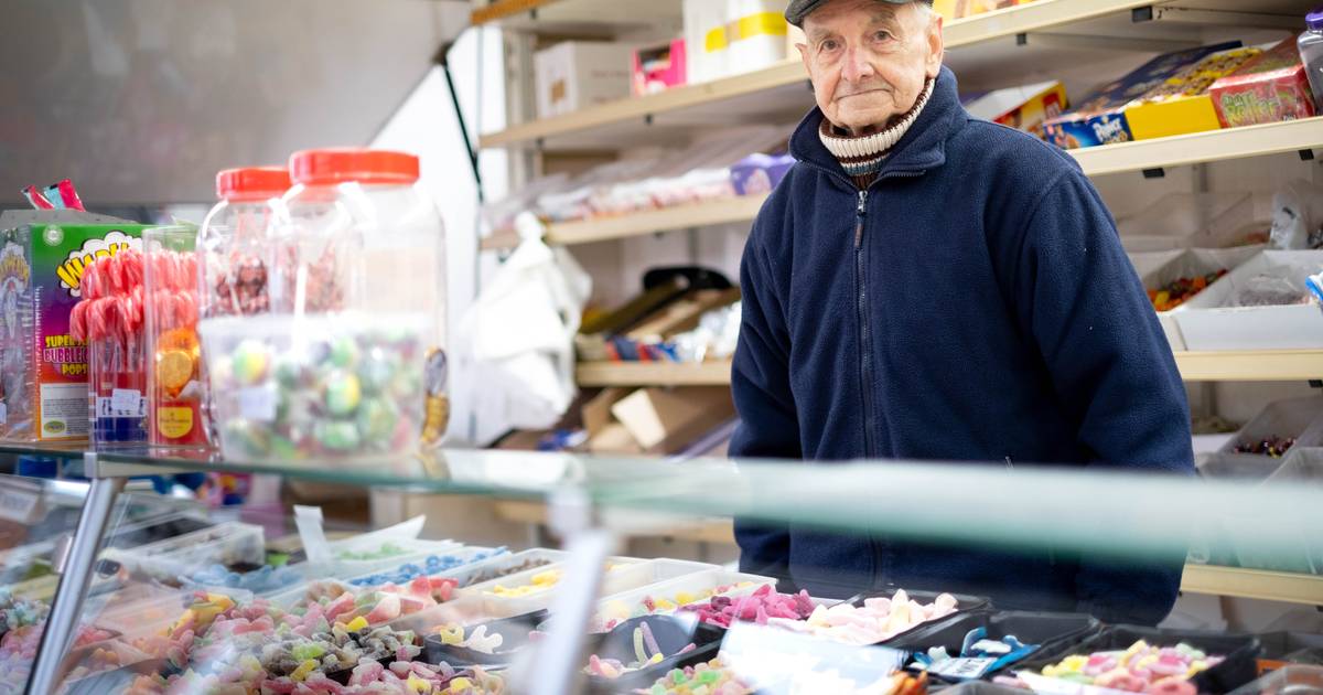 REPORTAGE. Cyriel (90) stopt na 75 jaar met snoepkraam op de markt ...