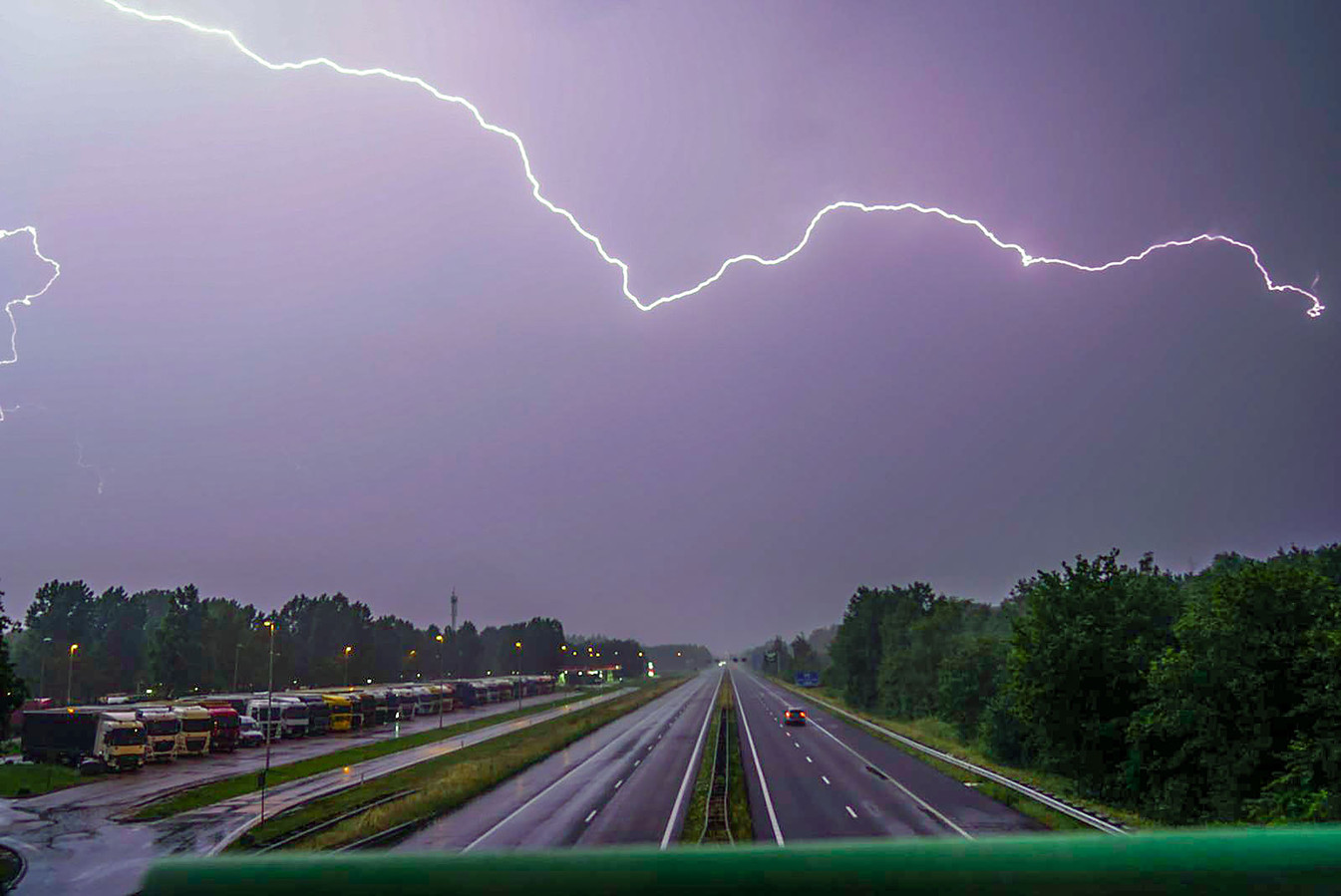 Code geel vanwege kans op onweer in noorden en oosten, lokaal hevige ...