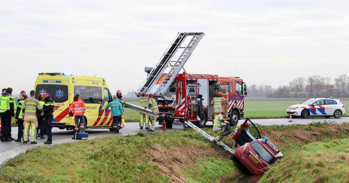 Rijles gaat mis: gewonde naar ziekenhuis nadat auto in sloot belandt in ...
