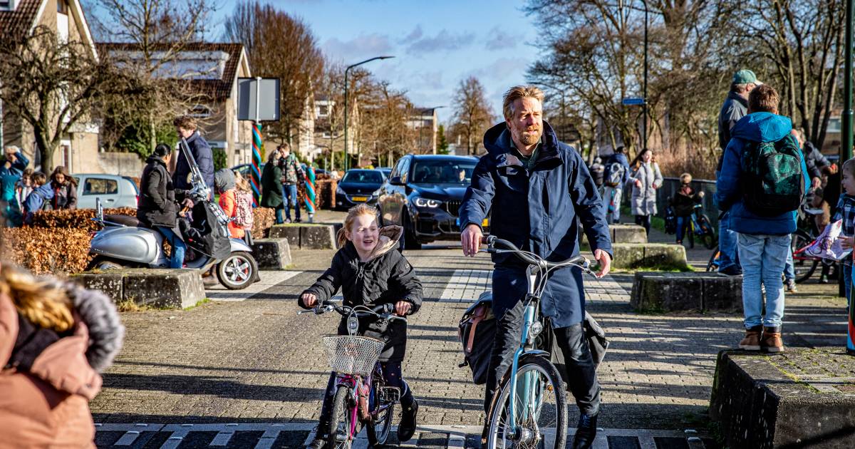 Haastige ouders zorgen voor verkeersdrukte bij basisschool De Meent in ...