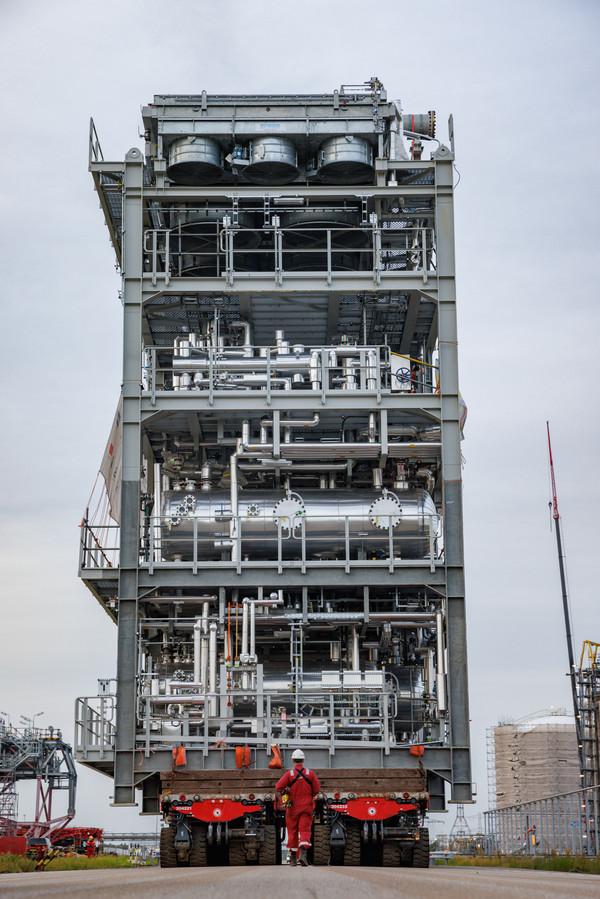 Transport van een complete Shell-fabriek verloopt op rolletjes | Foto ...