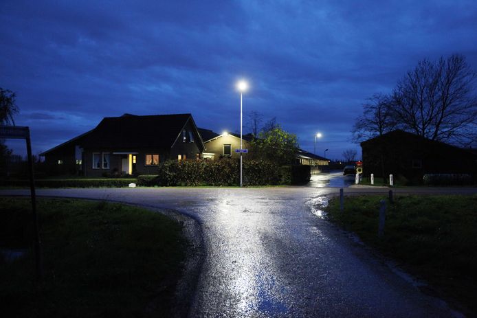Vanuit de bus kijken naar verlichting op straat: in West Betuwe rijden ...