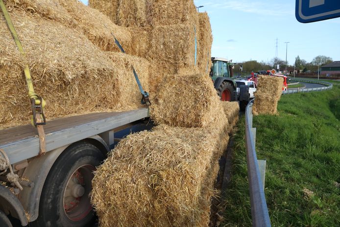 Landbouwer verliest balen stro: rijbaan anderhalf uur afgesloten | Sint ...