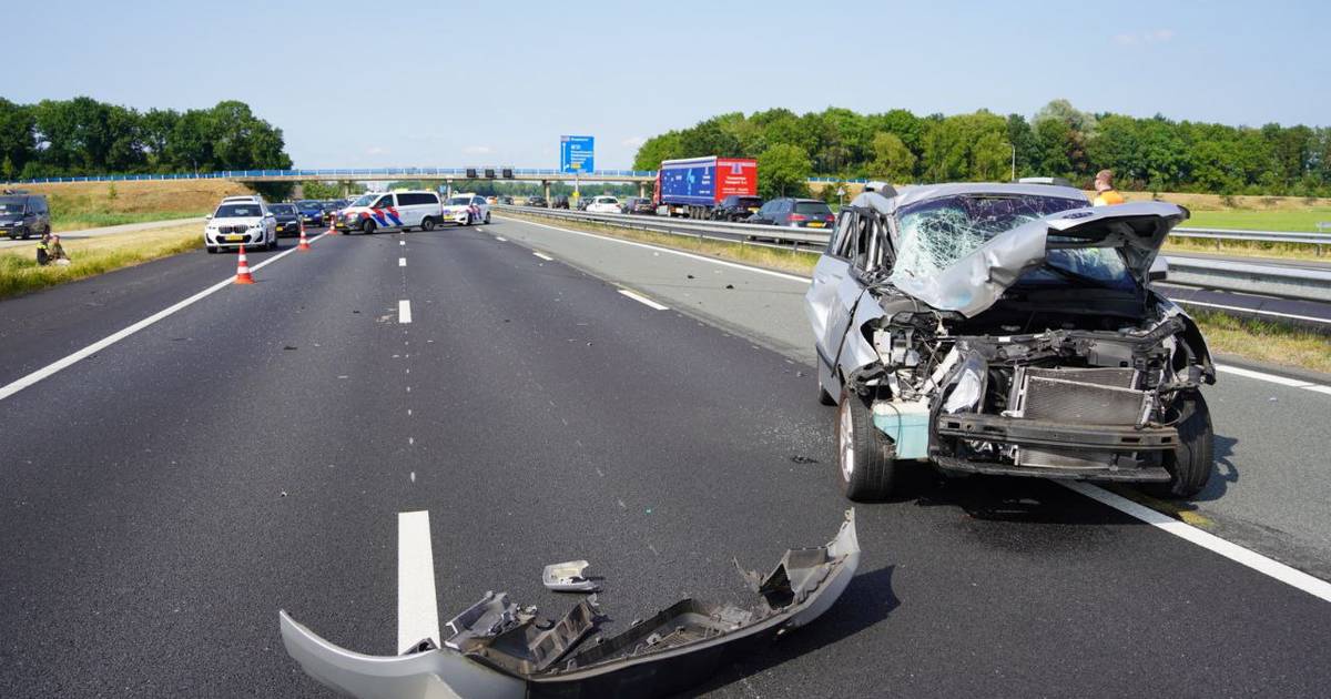 A28 richting Zwolle dicht door ongeluk met auto, vrachtwagen en bedrijfswagen | 112 nieuws ...