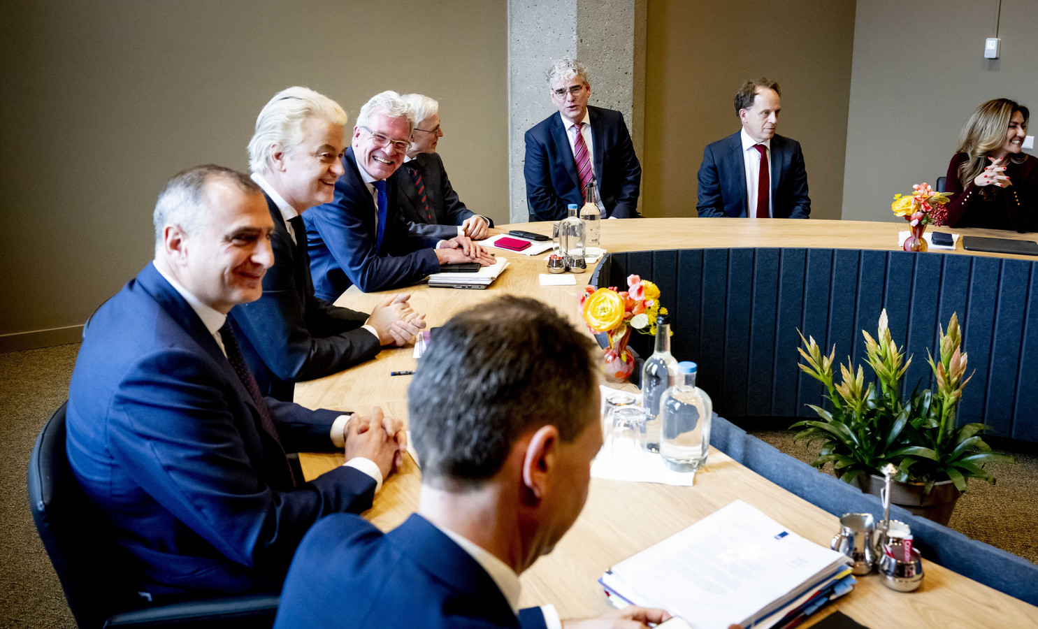Wilders loopt voortijdig weg van formatietafel na 'stevig' asielgesprek ...