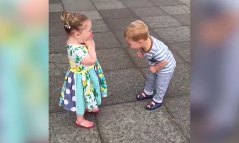 Wat schattig: kleuters vinden het wel heel spannend om elkaar te kussen