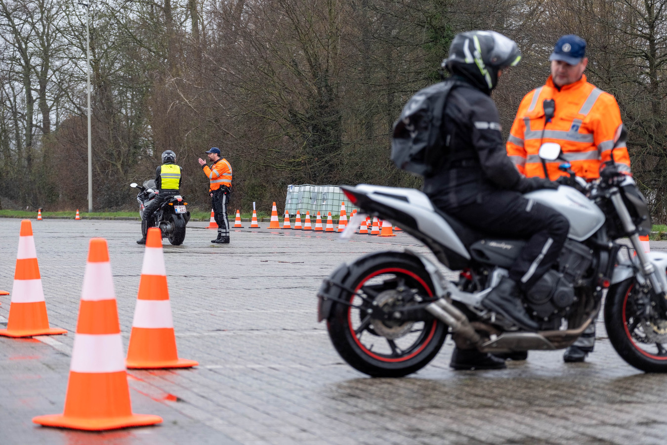 Motorrijders frissen rijtechnieken op tijdens ‘Dag van de Motorrijder ...