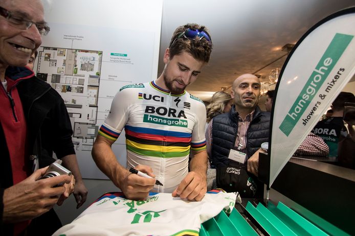 Vleugje rock 'n roll op ploegvoorstelling BORA-Hansgrohe: manager Ralf ...