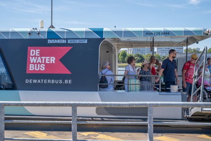 Juridisch getouwtrek dreigt rond Antwerpse Waterbus | Antwerpen | hln.be