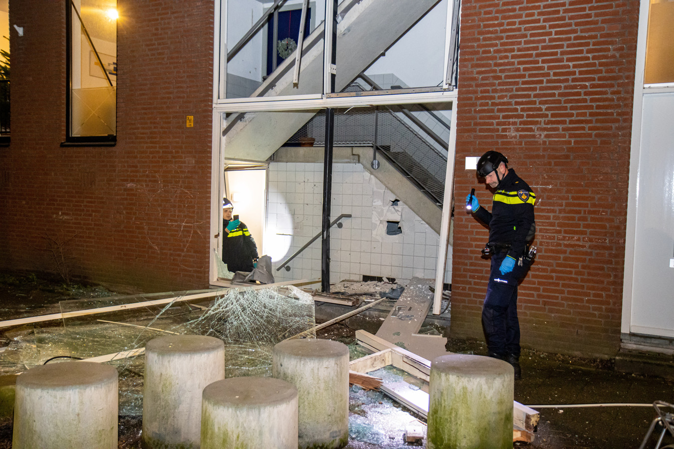 Portiekwoningen ontruimd vanwege ravage na explosie: ‘Binnen ligt een ...