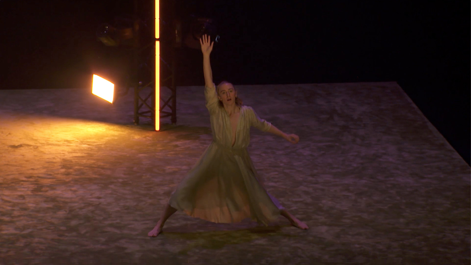 Tijdens transitie naar vrouw bleef Isla (26) optreden: ‘Op straat in ...