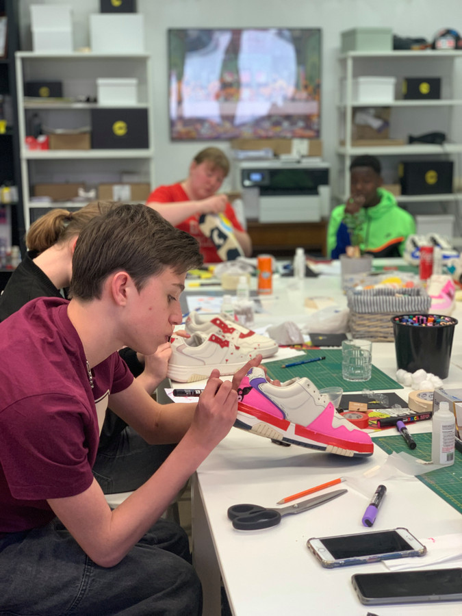 Klub Talent op bezoek bij Tazz Customs: “Jongeren leren sneakers pimpen ...