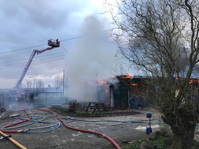 Brand verwoest clubgebouw Rotterdamse volkstuinders in Nesselande ...