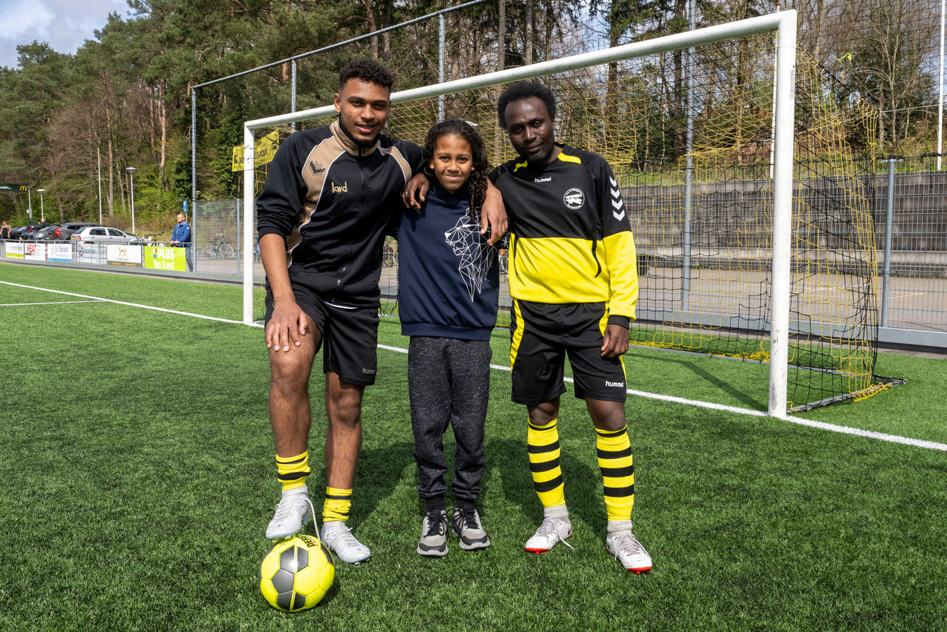 Yjahno (20) voetbalt met vader Sharlo (43) in ‘t Vliegdorp 1 ...