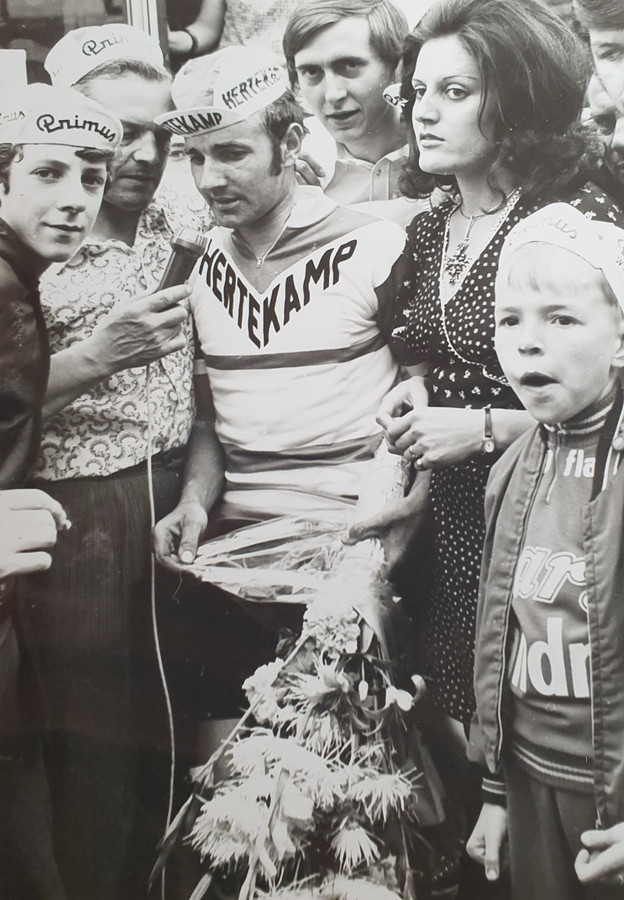 Wielerbroers eren nestor ‘Gizze’ (75) met groot verjaardagsfeest: “Ik koerste nog met Eddy ...