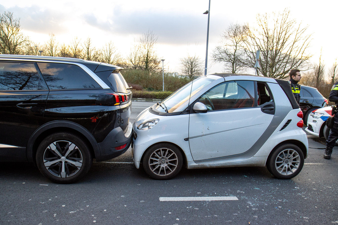 Automobilist raakt onwel achter het stuur en overlijdt ter plekke in ... Automobilist raakt onwel achter het stuur en overlijdt ter plekke in ...