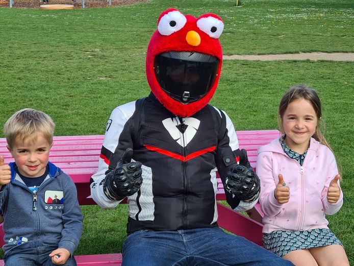 Wie is mysterieuze biker Elmo die heel Tienen een glimlach op het ...