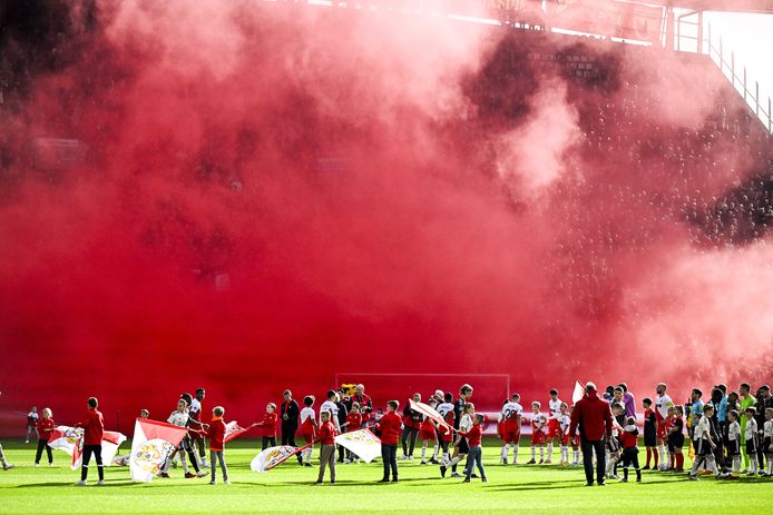 Wel veel rode rook, maar geen vuurwerk: hoe flikten de supporters van ...
