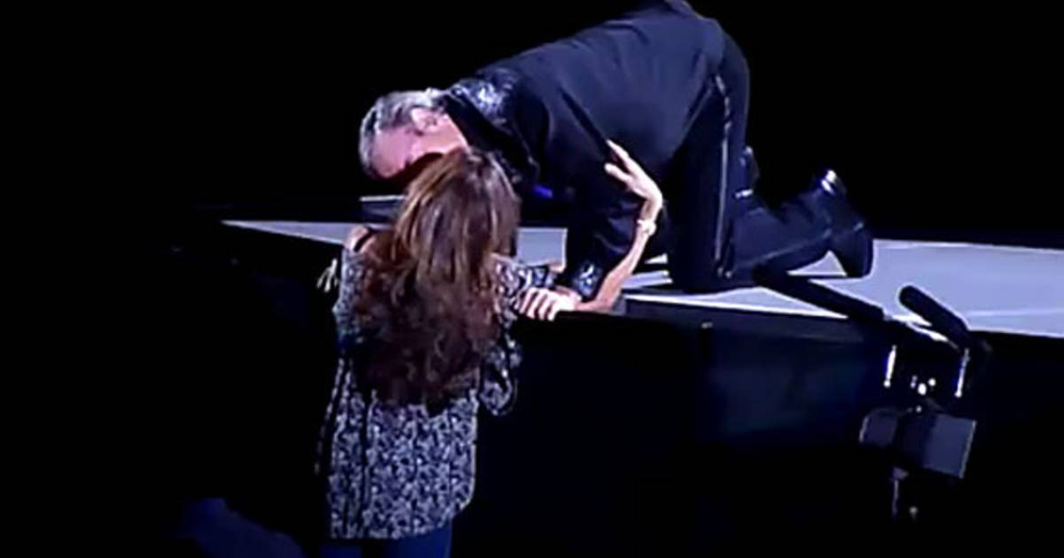 Neil Diamond (70) tongzoent 45 seconden lang met fan | Muziek | AD.nl