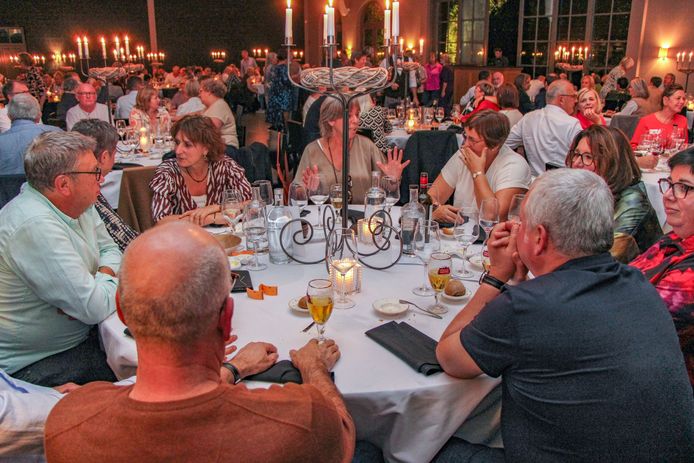 Bijna honderd 60-jarigen feesten in Ten Huize Foets | Mol | hln.be