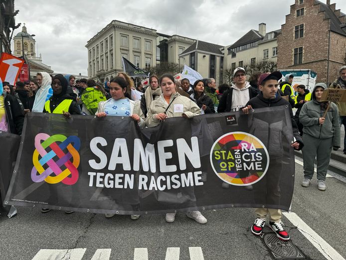 Honderden mensen voeren actie in Brussel tegen racisme: “Verdelen onze ...