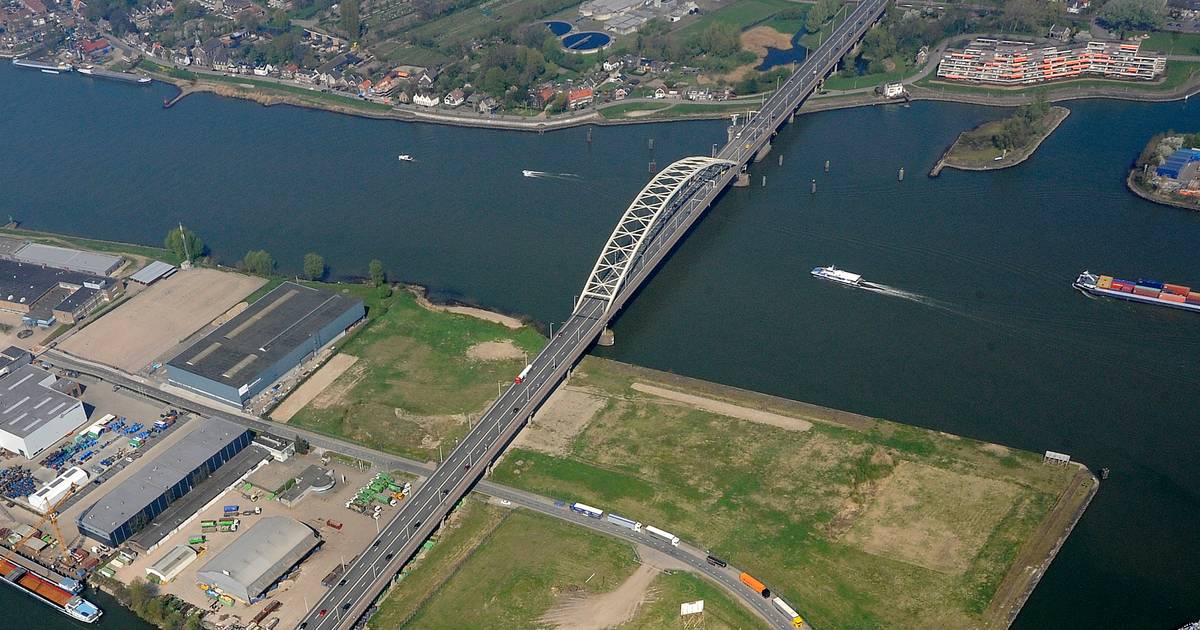 Vijftig hoeraatjes voor de Merwedebrug | Dordrecht | AD.nl