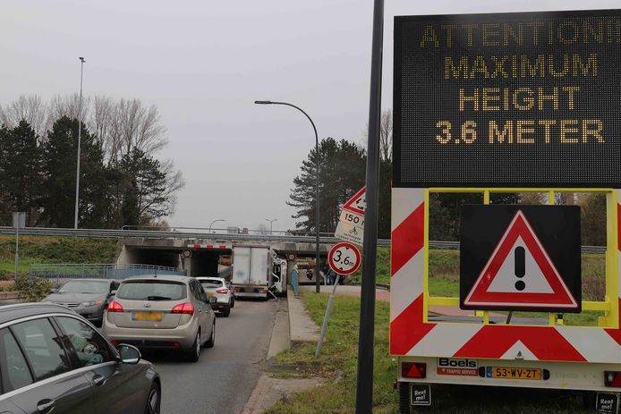 Weer zit vrachtwagen muurvast onder berucht viaduct in Waalwijk, stuk ...
