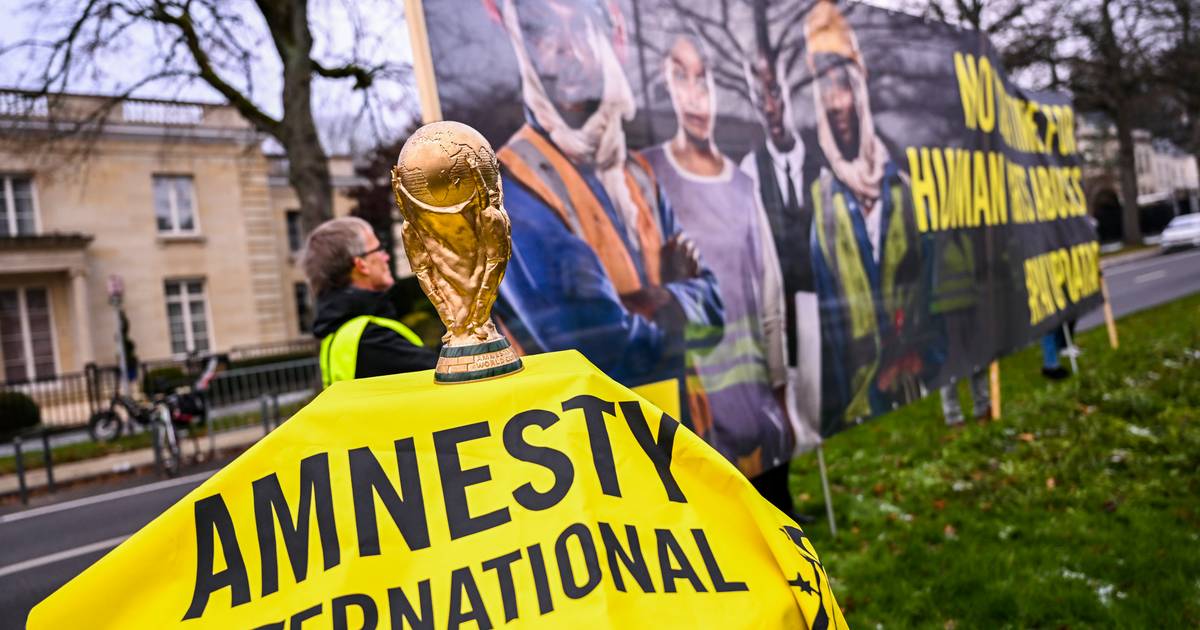 Amnesty déploie une banderole devant l'ambassade du Qatar à Bruxelles ...