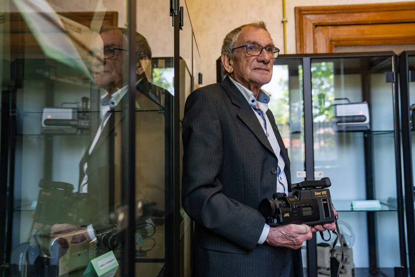 Gaston (79) stelt oude camera’s en projectoren tentoon in heemmuseum ...