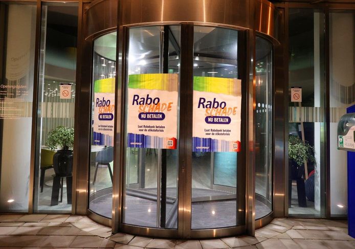 Greenpeace-activisten beplakken Rabobank-filiaal Den Bosch met posters ...