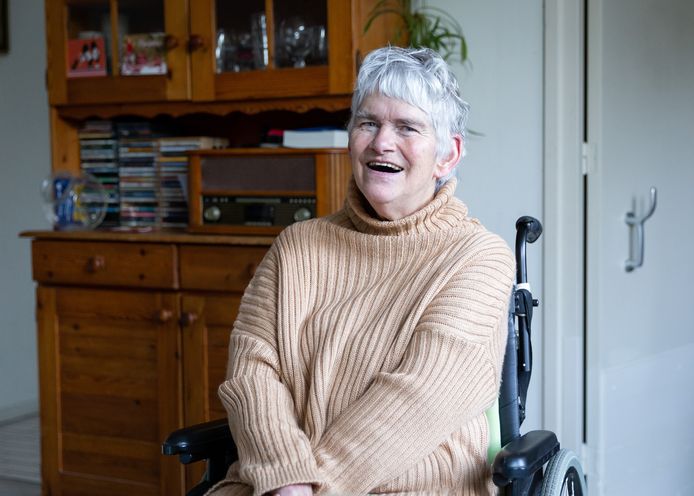 Yvette tekent met een spriet op haar hoofd, en haar werk is nu op een ...