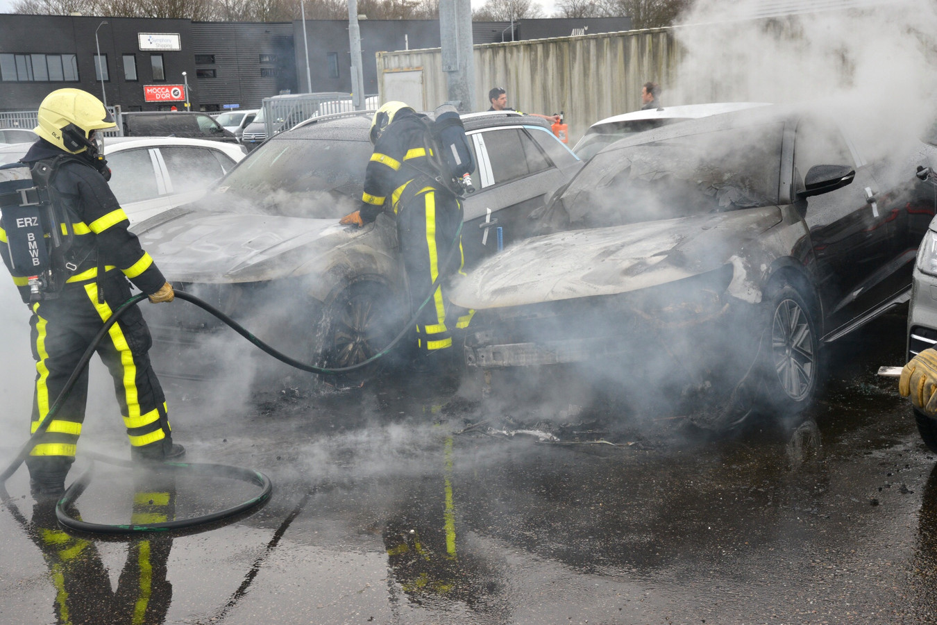 Gloednieuwe auto's voor de verkoop vliegen in brand op parkeerterrein ... Gloednieuwe auto's voor de verkoop vliegen in brand op parkeerterrein ...