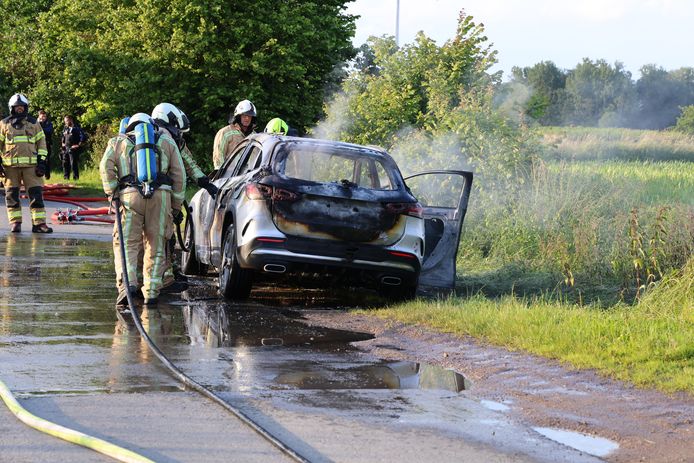 Bestuurder kan voertuig aan de kant zetten voor het in vlammen opgaat ...