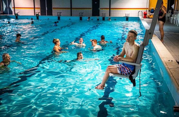 Blije gezichten door nieuwe zwembadlift in De Smelen: Doorzetters ...