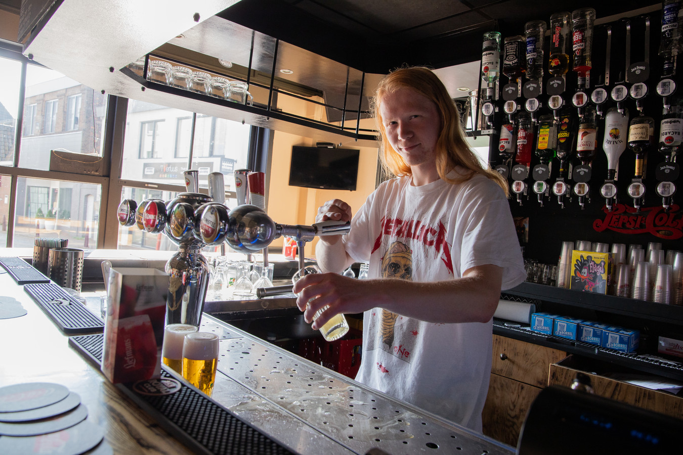 Zwaargewonde cafébaas Sharlee (22) van ‘t Amstelhoekje in Axel is ...