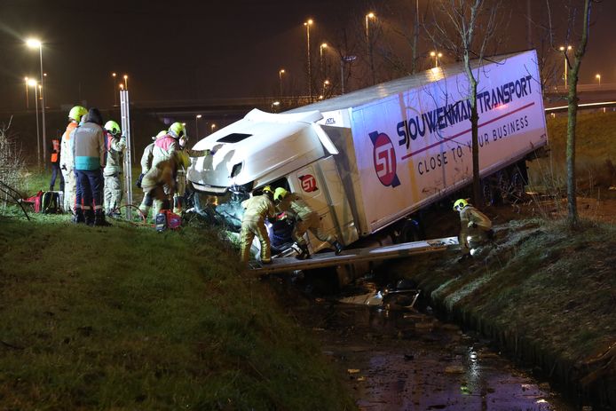 Veel ongelukken door gladheid, vrachtwagen rijdt door vangrail heen de sloot in | Den Haag | AD.nl
