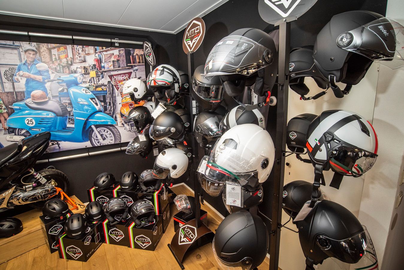 Helmplicht zorgt voor stormloop bij scooterwinkels in Oldenzaal en ...