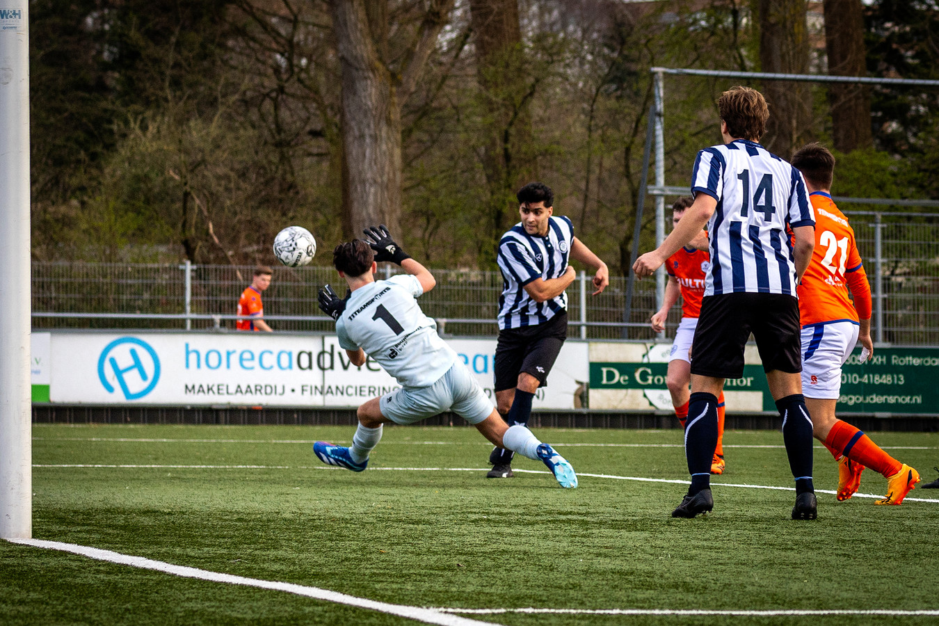 Scheids­rech­ter de gebeten hond en 41-jarige scoort wondergoal: lees ...