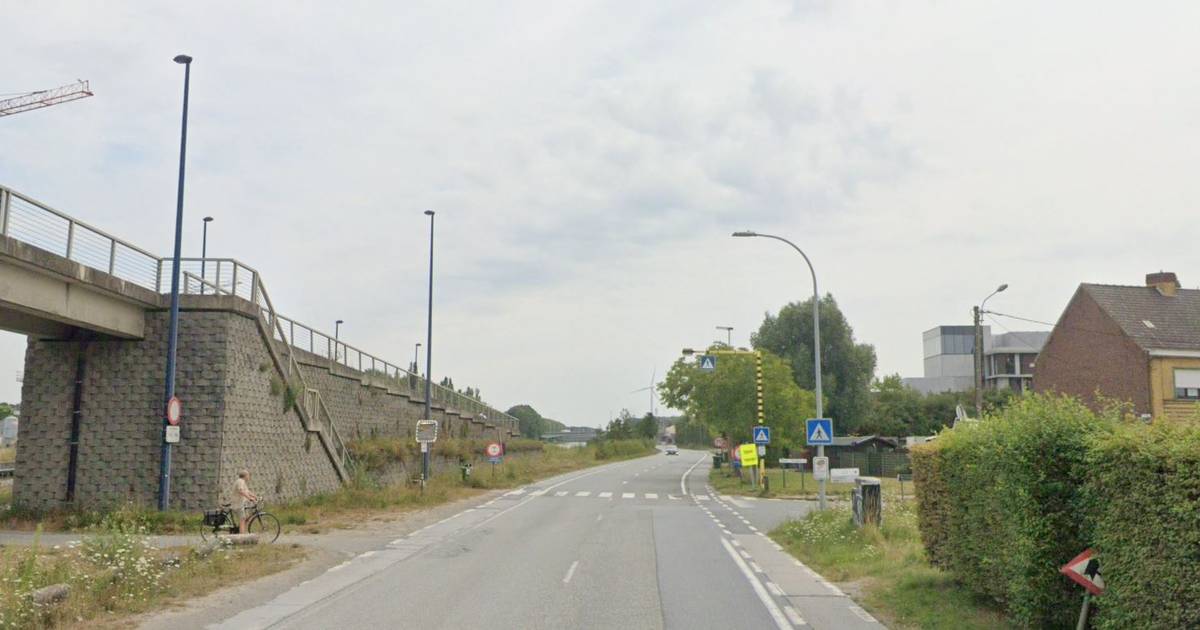 Kruispunt Visserskaai krijgt nieuwe laag asfalt | Kortrijk | hln.be