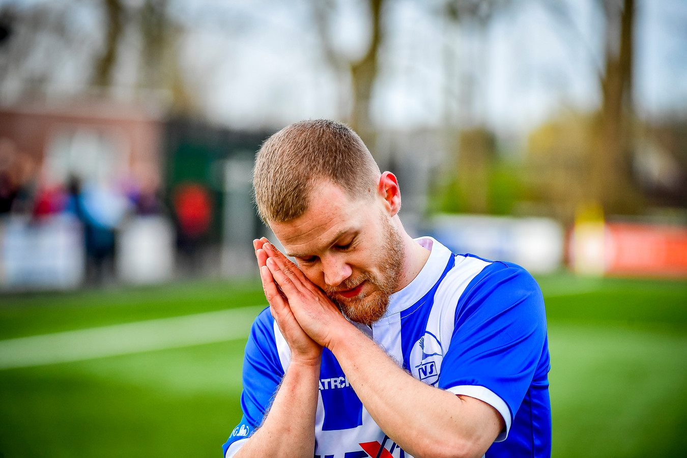 Veldspeler op doel na gebroken pink en twee rode kaarten in de rust ...