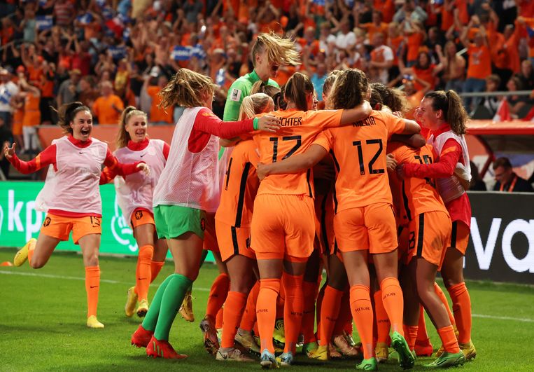Nederlandse voetbalvrouwen verslaan IJsland in 93ste minuut en gaan ...