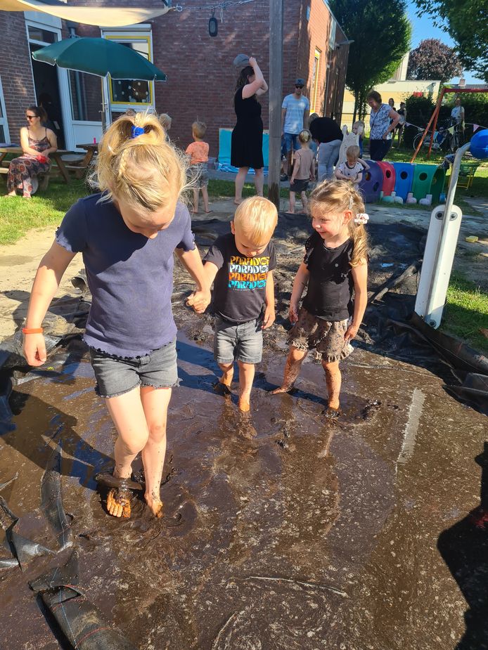 Een cheque, spelen in de modder en een vertrekkende juf (hoewel niet ...